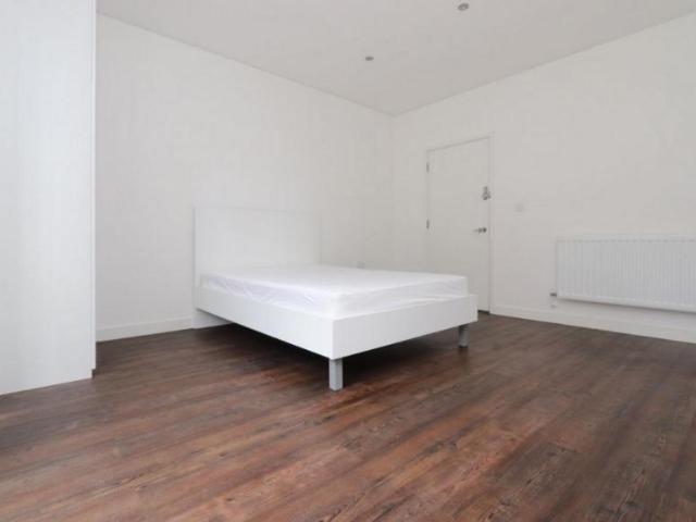 Shared Living/roommate 4 Bedroom For Rent London London 1279 ES90560246