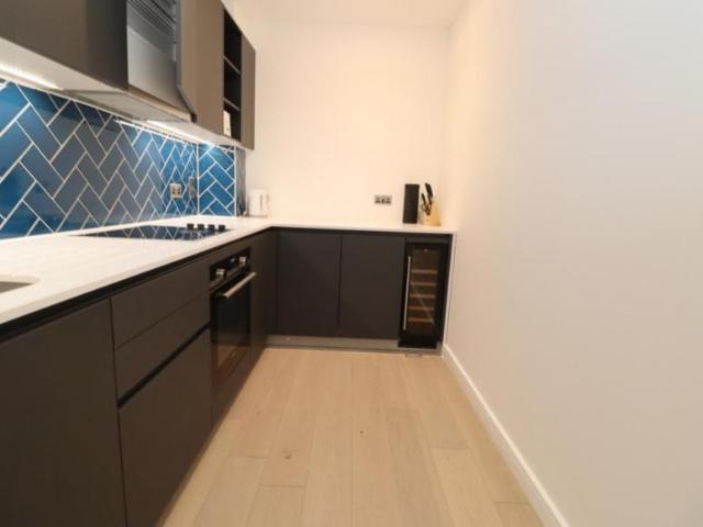 Shared Living/roommate 4 Bedroom For Rent London London 1279 ES90560611