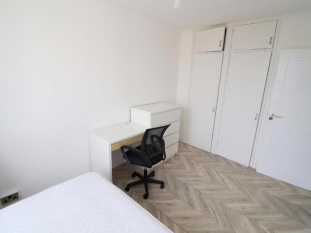 Shared Living/roommate 4 Bedroom For Rent London London 1279 ES90561235