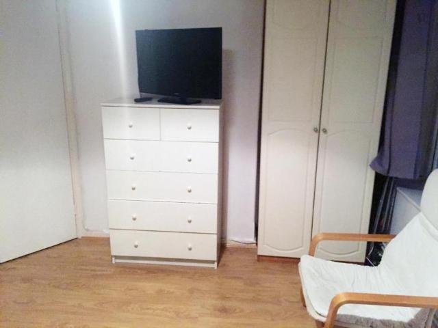 Shared Living/roommate 4 Bedroom For Rent London London 1280 ES90563062