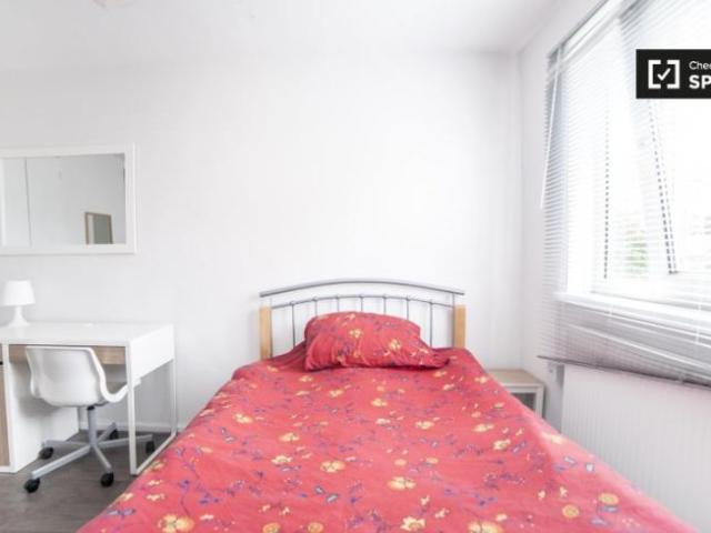 Shared Living/roommate 4 Bedroom For Rent London London 1206 ES101850465