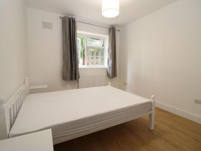 Shared Living/roommate 4 Bedroom For Rent London London 1235 ELS90559533