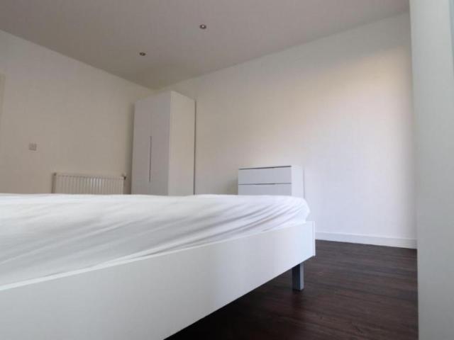 Shared Living/roommate 4 Bedroom For Rent London London 1235 ELS90560243