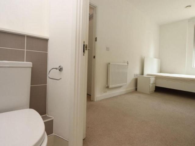 Shared Living/roommate 4 Bedroom For Rent London London 1235 ELS90560362