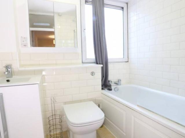 Shared Living/roommate 4 Bedroom For Rent London London 1238 ES101848135