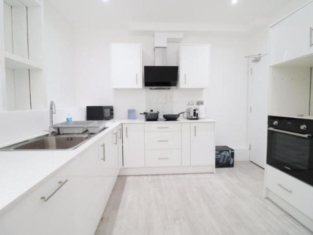 Shared Living/roommate 4 Bedroom For Rent London London 1344 ES90561299