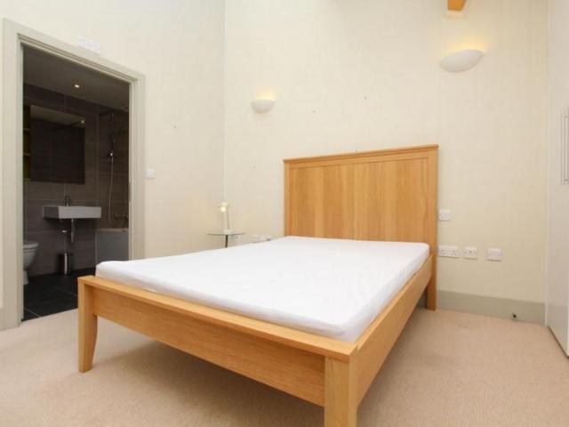 Shared Living/roommate 4 Bedroom For Rent London London 1365 ES90559937