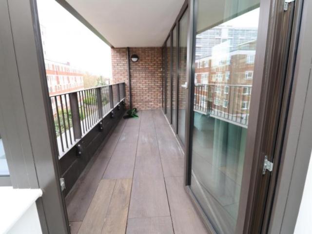 Shared Living/roommate 4 Bedroom For Rent London London 1365 ES90560610