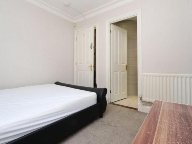 Shared Living/roommate 4 Bedroom For Rent London London 1387 ELS90559734