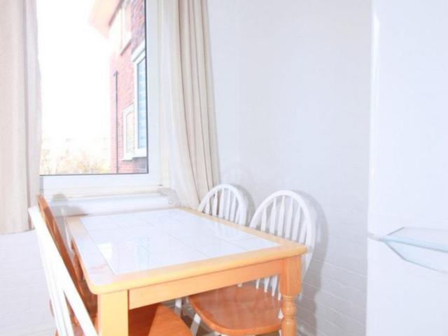 Shared Living/roommate 4 Bedroom For Rent London London 1320 ES90563029