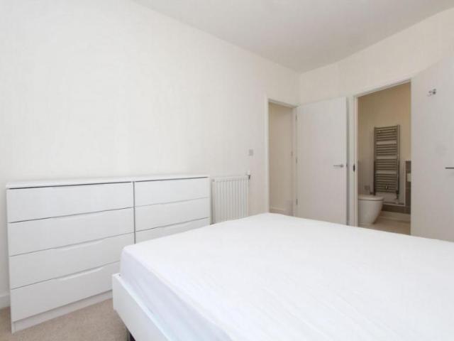 Shared Living/roommate 4 Bedroom For Rent London London 1322 ES90560028