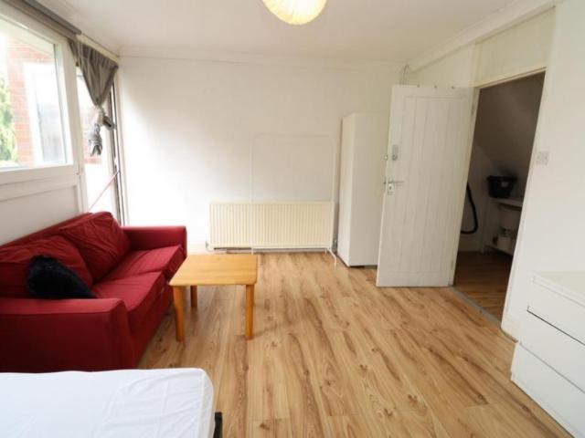 Shared Living/roommate 4 Bedroom For Rent London London 1539 ELS90561421