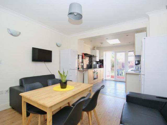 Shared Living/roommate 4 Bedroom For Rent London London 550 ES90562095