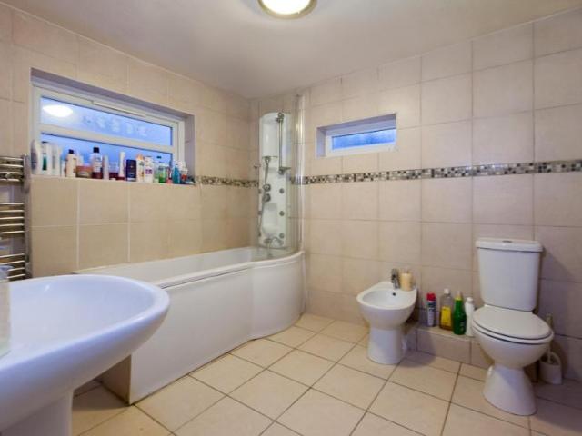Shared Living/roommate 4 Bedroom For Rent London London 580 ES90562712