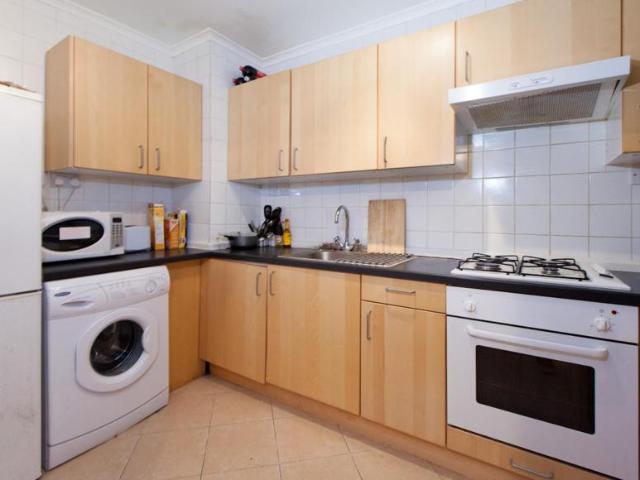 Shared Living/roommate 4 Bedroom For Rent London London 610 ES90562716