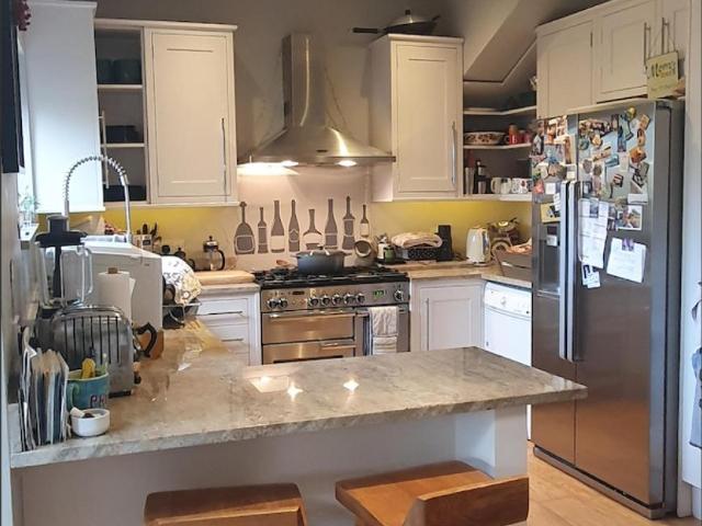 Shared Living/roommate 4 Bedroom For Rent London London 645 ES90559401
