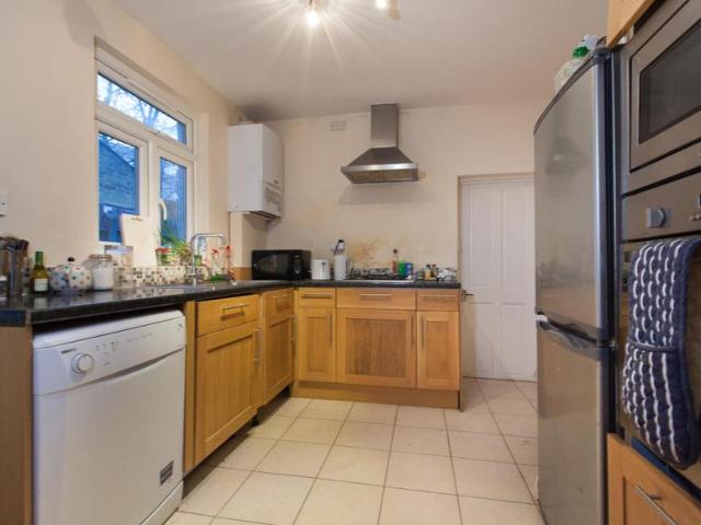 Shared Living/roommate 4 Bedroom For Rent London London 690 ES90562724