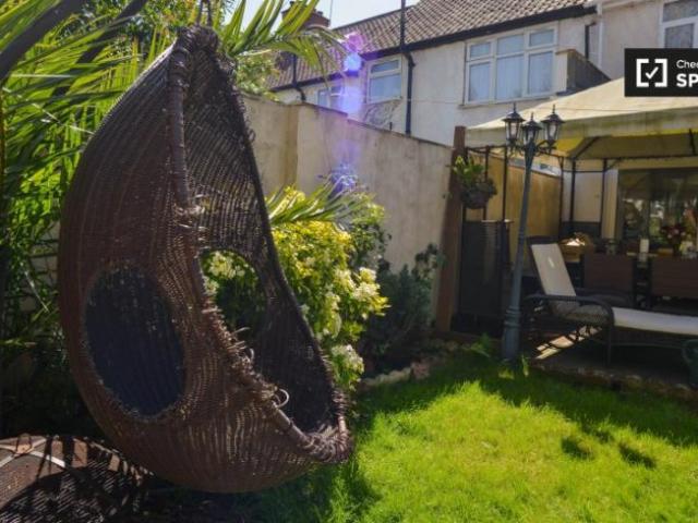 Shared Living/roommate 4 Bedroom For Rent London London 700 ELS101854826