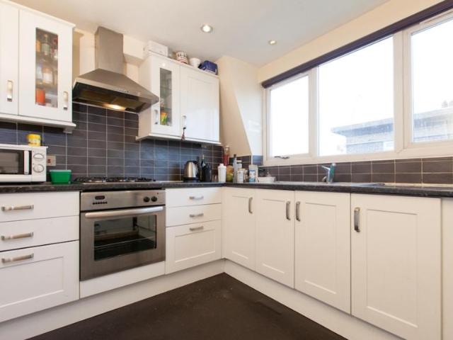 Shared Living/roommate 4 Bedroom For Rent London London 700 ES90562869
