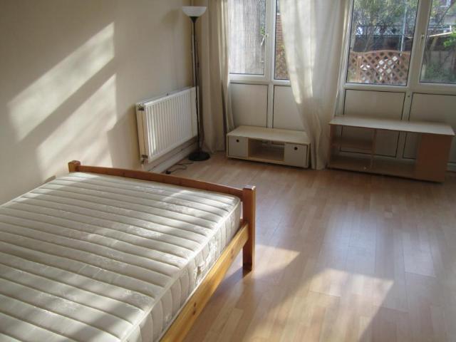 Shared Living/roommate 4 Bedroom For Rent London London 710 ES90562733