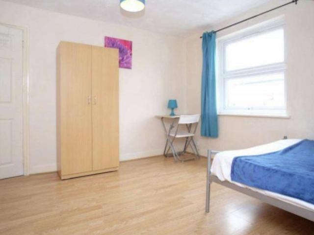 Shared Living/roommate 4 Bedroom For Rent London London 737 ES90559672