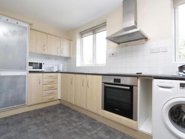 Shared Living/roommate 4 Bedroom For Rent London London 759 ES90559347