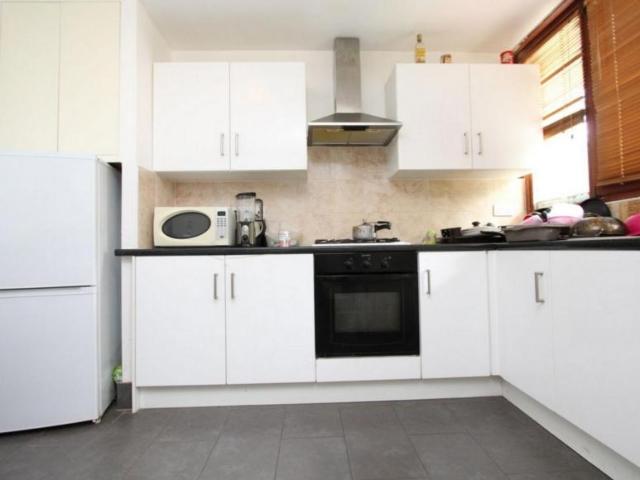 Shared Living/roommate 4 Bedroom For Rent London London 759 ES90559355
