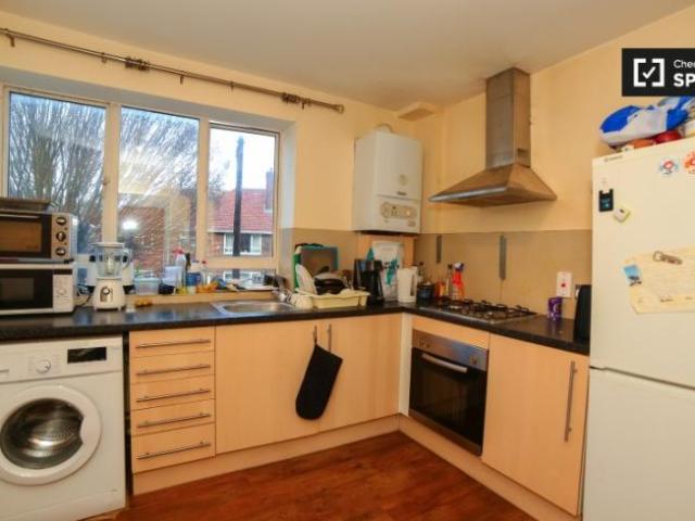 Shared Living/roommate 4 Bedroom For Rent London London 750 ES98385935