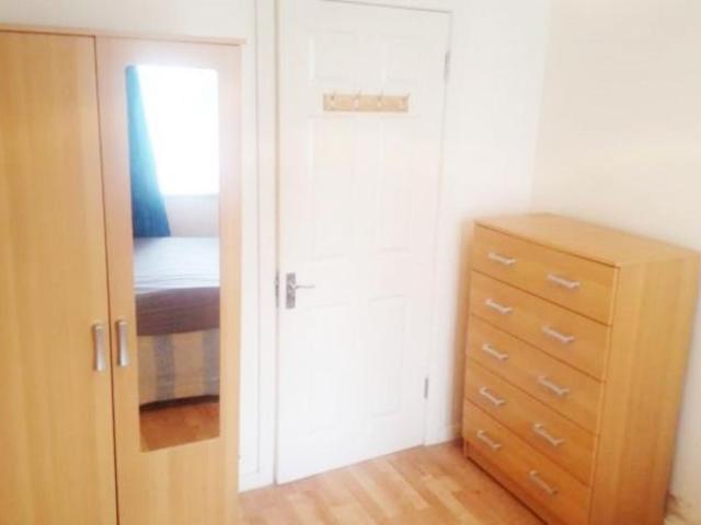 Shared Living/roommate 4 Bedroom For Rent London London 780 ES90562252