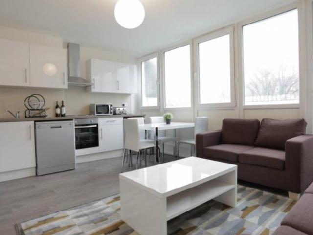 Shared Living/roommate 4 Bedroom For Rent London London 790 ES90562872