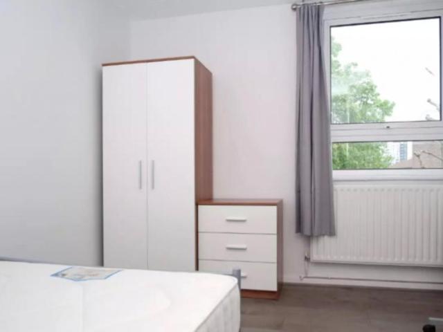 Shared Living/roommate 4 Bedroom For Rent London London 808 ES90562977