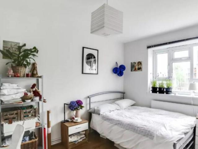 Shared Living/roommate 4 Bedroom For Rent London London 808 ES90562982