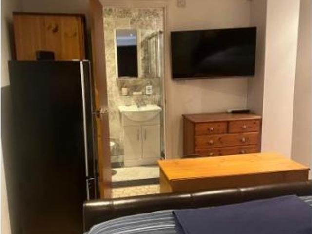 Shared Living/roommate 4 Bedroom For Rent London London 800 ELS101785943