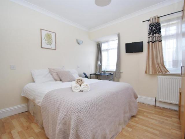 Shared Living/roommate 4 Bedroom For Rent London London 800 ES90562305