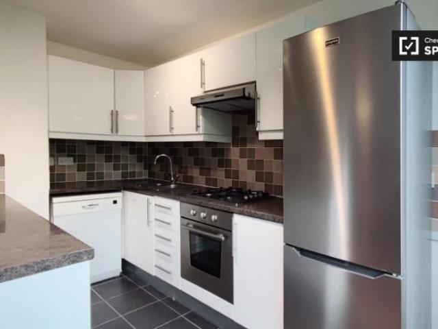Shared Living/roommate 4 Bedroom For Rent London London 800 ES99724540