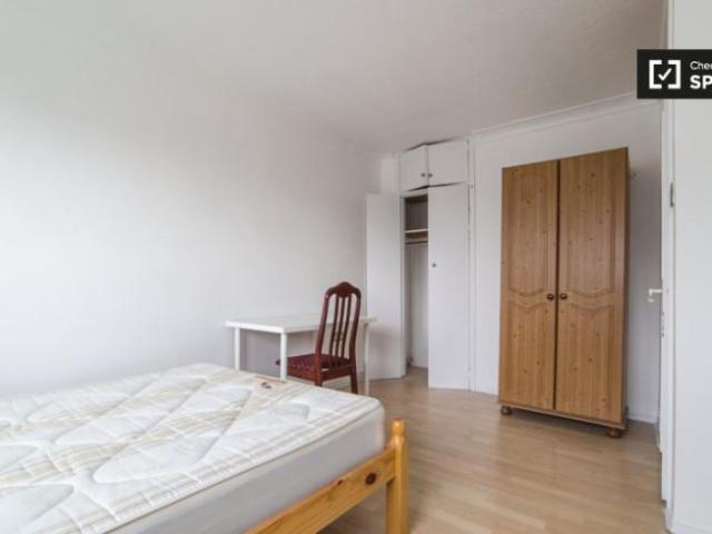Shared Living/roommate 4 Bedroom For Rent London London 800 ES99724613