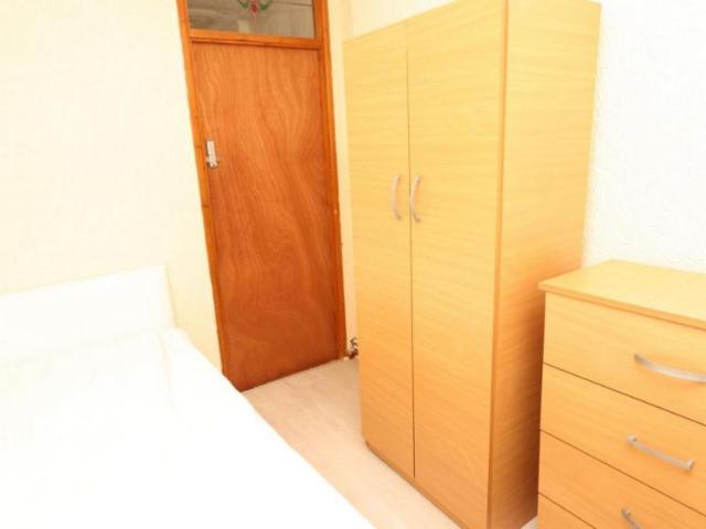 Shared Living/roommate 4 Bedroom For Rent London London 802 ES90559488
