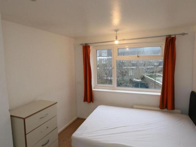 Shared Living/roommate 4 Bedroom For Rent London London 824 ES90559516