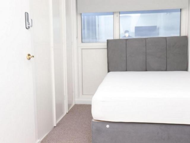 Shared Living/roommate 4 Bedroom For Rent London London 824 ES90559565