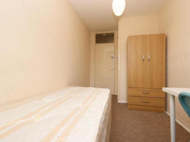 Shared Living/roommate 4 Bedroom For Rent London London 824 ES90559636