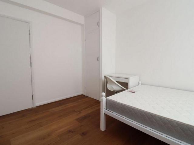 Shared Living/roommate 4 Bedroom For Rent London London 824 ES90559692