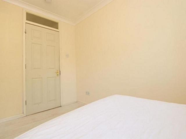 Shared Living/roommate 4 Bedroom For Rent London London 824 ES90559765
