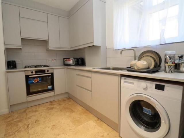 Shared Living/roommate 4 Bedroom For Rent London London 824 ES90559797