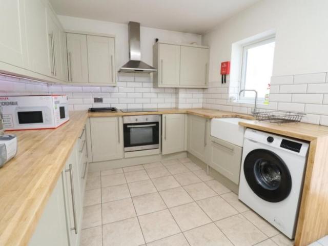 Shared Living/roommate 4 Bedroom For Rent London London 824 ES90560567