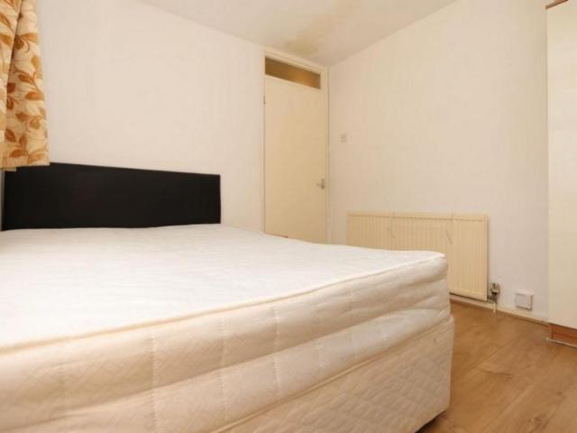 Shared Living/roommate 4 Bedroom For Rent London London 845 ES90559518