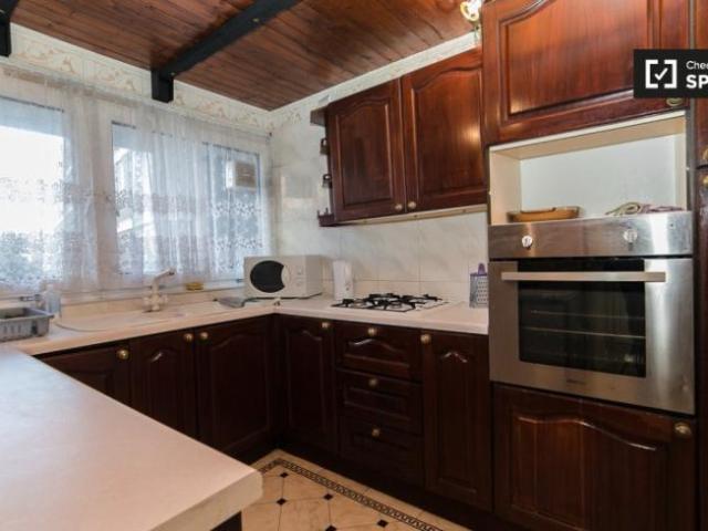 Shared Living/roommate 4 Bedroom For Rent London London 840 ES99724719