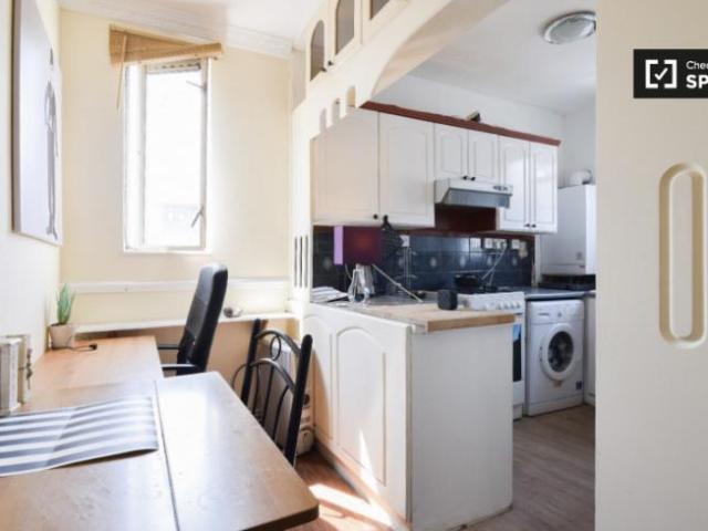 Shared Living/roommate 4 Bedroom For Rent London London 850 ES90929057