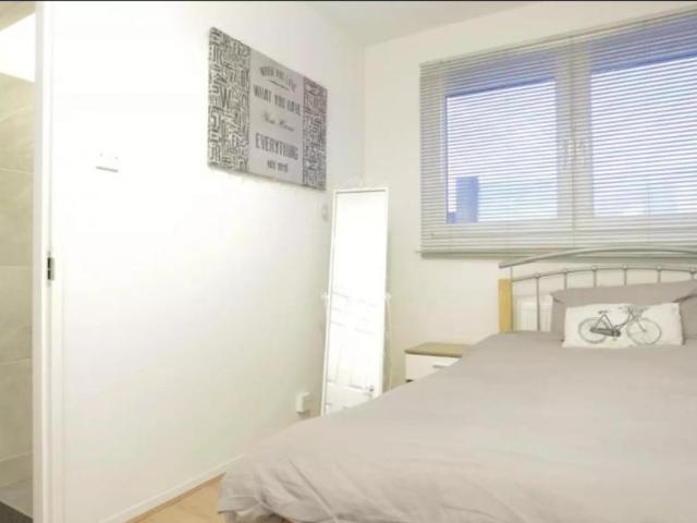 Shared Living/roommate 4 Bedroom For Rent London London 865 ES90562949