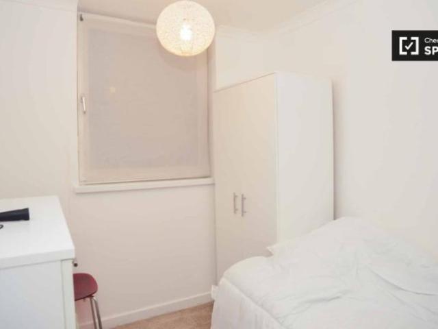 Shared Living/roommate 4 Bedroom For Rent London London 865 ES99724797