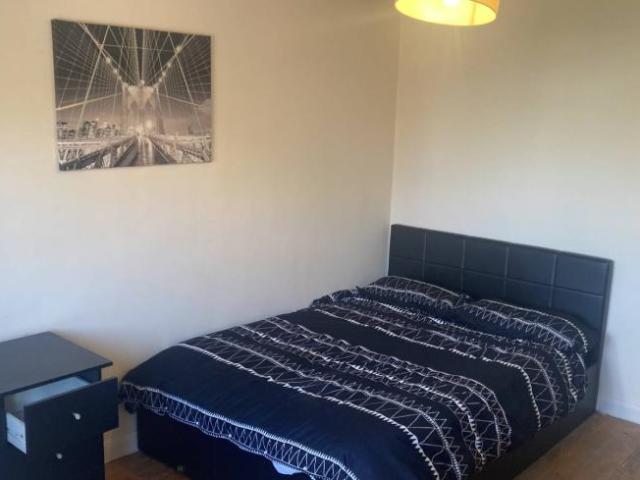 Shared Living/roommate 4 Bedroom For Rent London London 875 ELS101814788